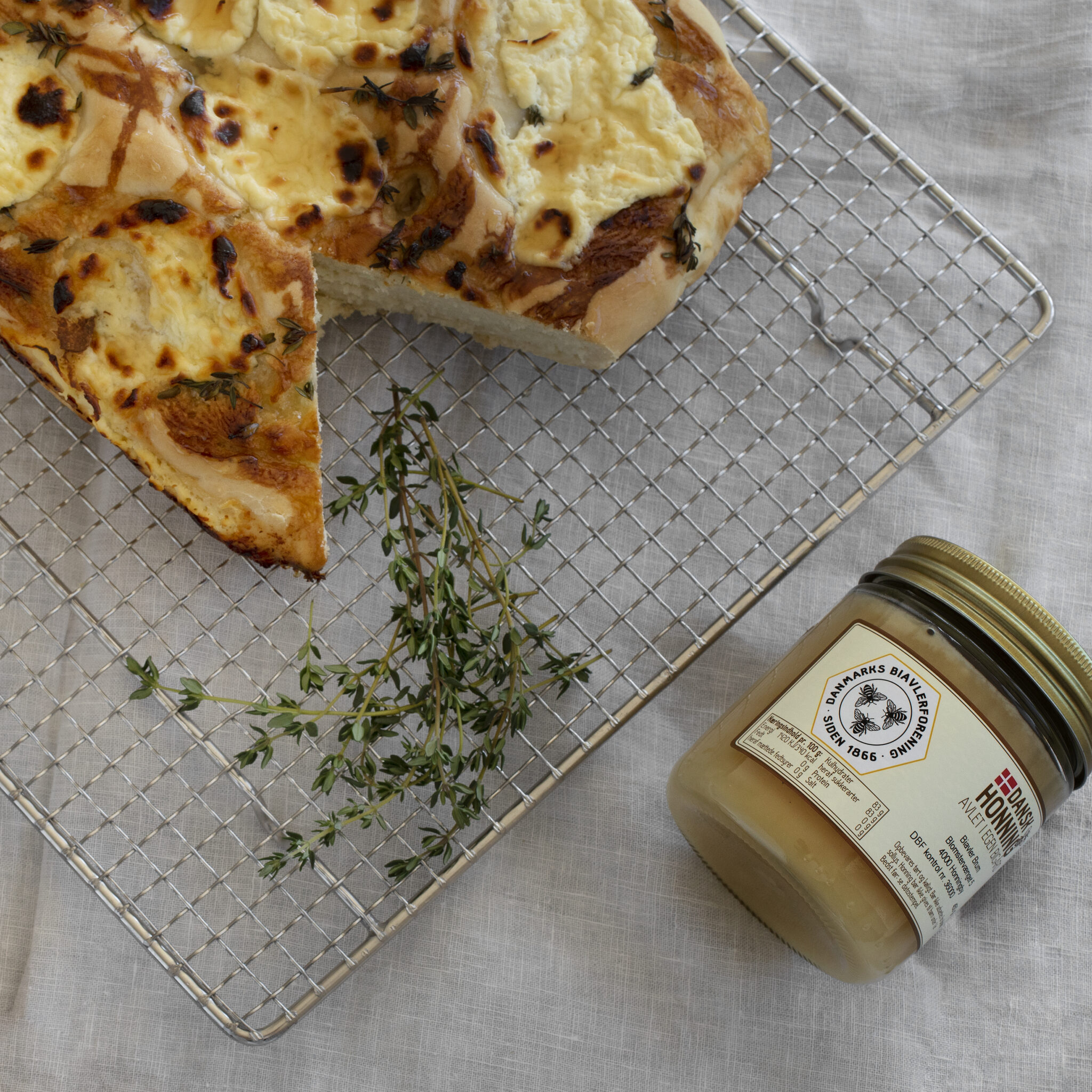 FOCCACIA MED FRISK OST, TIMIAN OG HONNING | vi-elsker-honning.dk